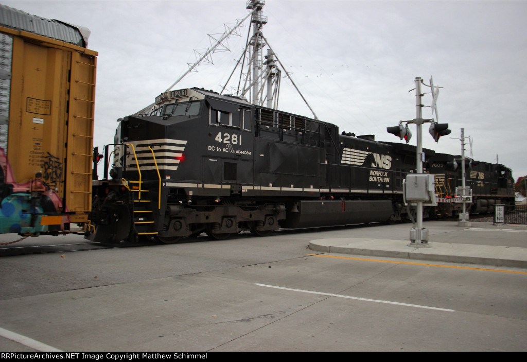 NS 4281 - First Photo Of This Unit On RRPics!
